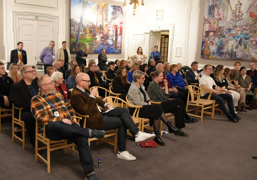 Anmelderroser til Alex Ahrendtsens bog om kulturoprøreren Peter Rindal ...